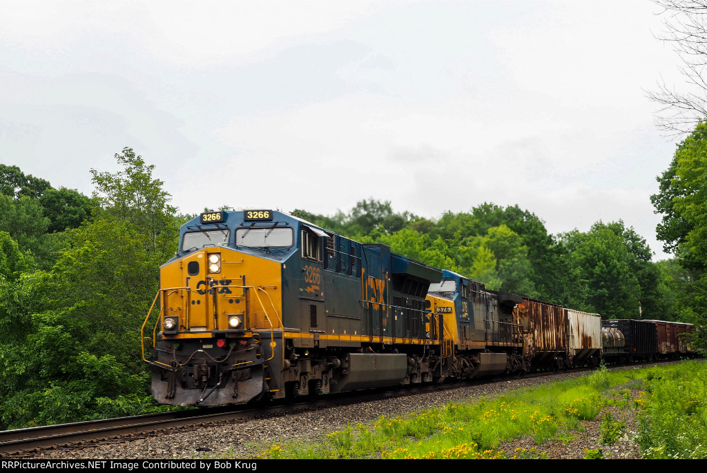 CSX 3266 leads a westbound manifest freight
